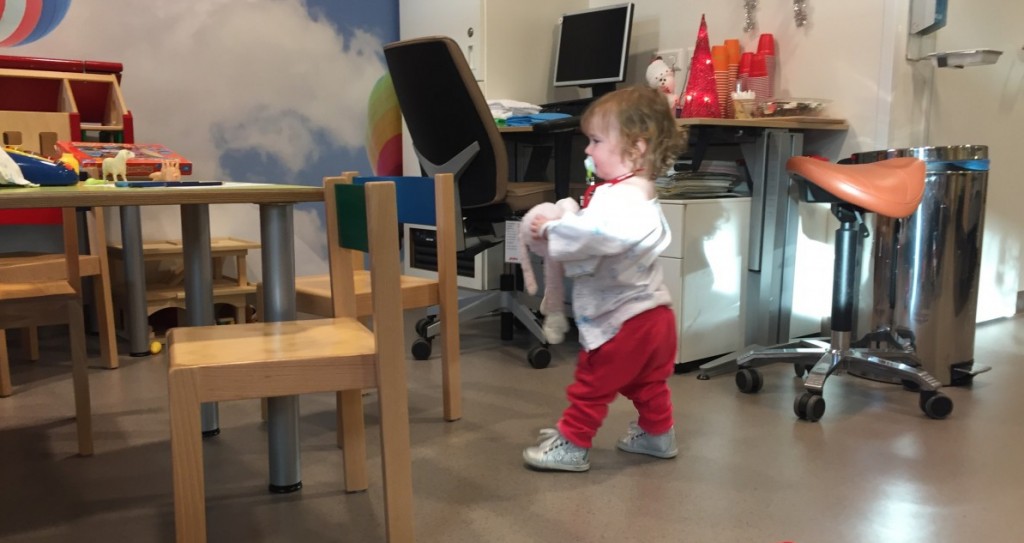 Evi's eerste operatie: neusamandel verwijderen.